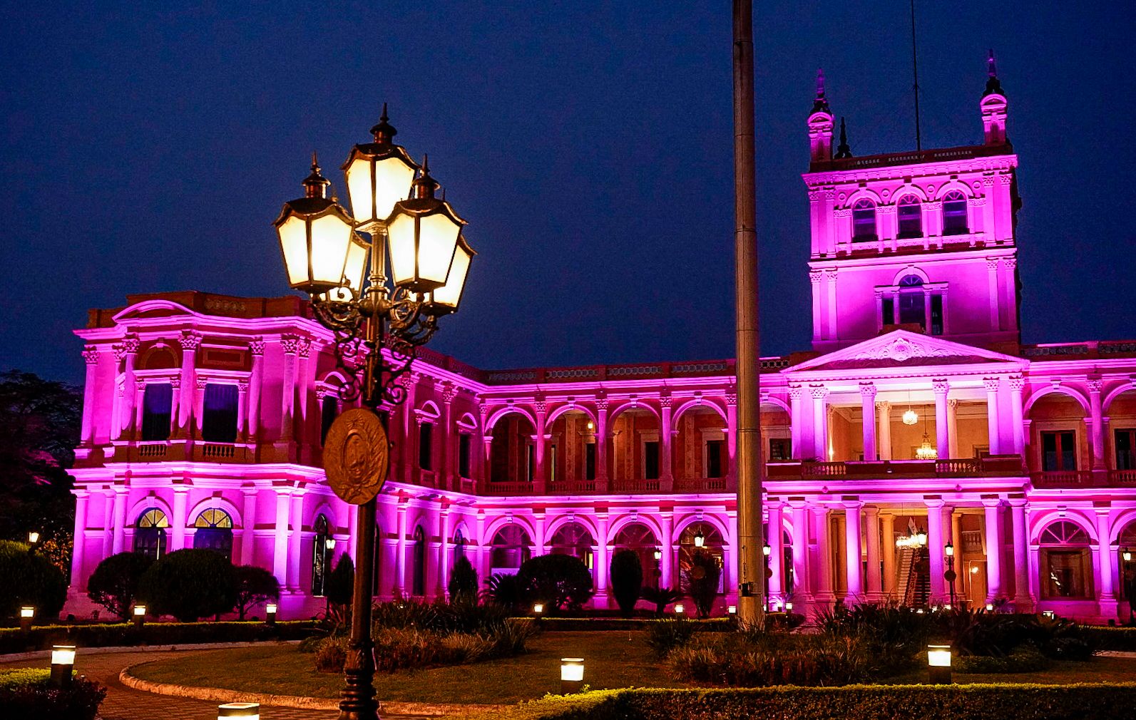Palacio de Gobierno se torna rosa en conmemoración al Día Internacional ...